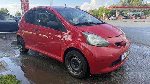 Sarkans Toyota Aygo 2006 Rīga, ar dzinēja tilpumu 1.00 L un nobraukumu 282 tūkst. km par 1600 €, foto 2 vietnē AUTOMOTO.COM.LV