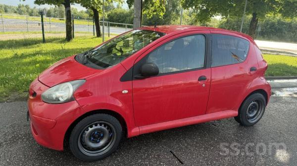 Sarkans Toyota Aygo 2006 Rīga, ar dzinēja tilpumu 1.00 L un nobraukumu 282 tūkst. km par 1600 €, foto 3 vietnē AUTOMOTO.COM.LV