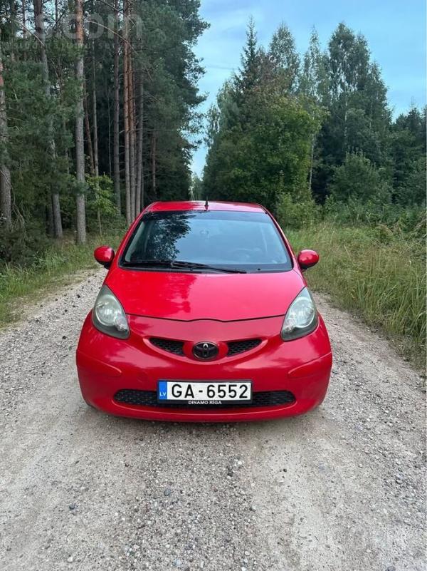 Red Toyota Aygo 2006 in Riga, with an engine capacity of 1.00 L and mileage of 285 thousand km for 1200 €, photo 1 on AUTOMOTO.COM.LV