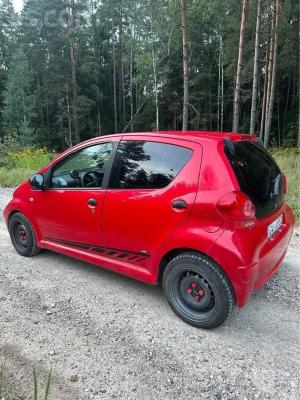 Sarkans Toyota Aygo 2006 Rīga, ar dzinēja tilpumu 1.00 L un nobraukumu 285 tūkst. km par 1200 €, foto 3 vietnē AUTOMOTO.COM.LV
