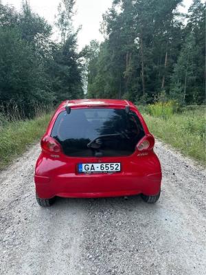 Sarkans Toyota Aygo 2006 Rīga, ar dzinēja tilpumu 1.00 L un nobraukumu 285 tūkst. km par 1200 €, foto 4 vietnē AUTOMOTO.COM.LV