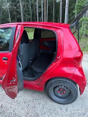 Sarkans Toyota Aygo 2006 Rīga, ar dzinēja tilpumu 1.00 L un nobraukumu 285 tūkst. km par 1200 €, foto 9 vietnē AUTOMOTO.COM.LV