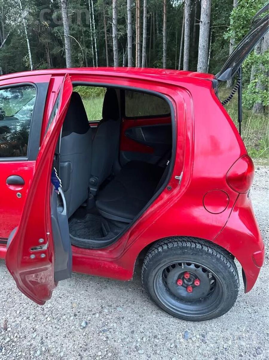 Sarkans Toyota Aygo 2006 Rīga, ar dzinēja tilpumu 1.00 L un nobraukumu 285 tūkst. km par 1200 €, foto 9 vietnē AUTOMOTO.COM.LV