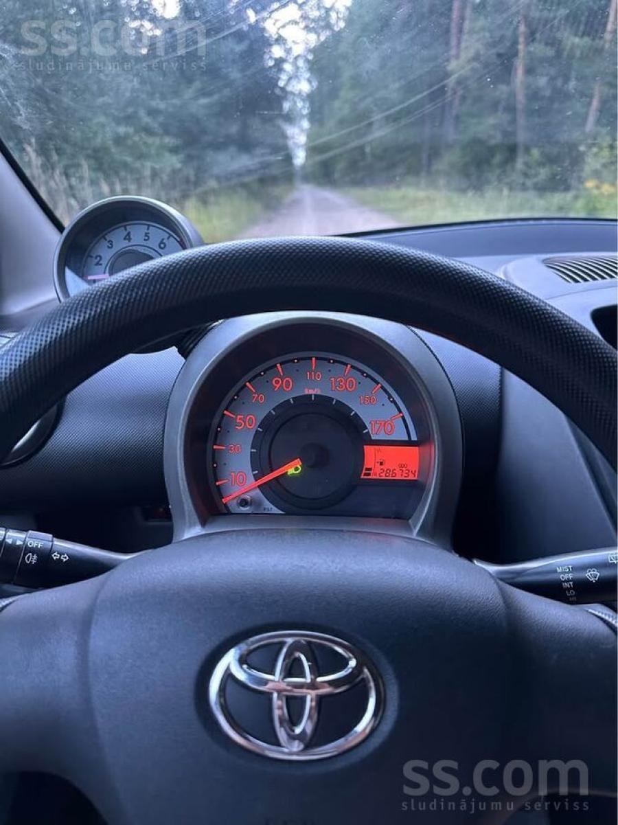 Sarkans Toyota Aygo 2006 Rīga, ar dzinēja tilpumu 1.00 L un nobraukumu 285 tūkst. km par 1200 €, foto 11 vietnē AUTOMOTO.COM.LV