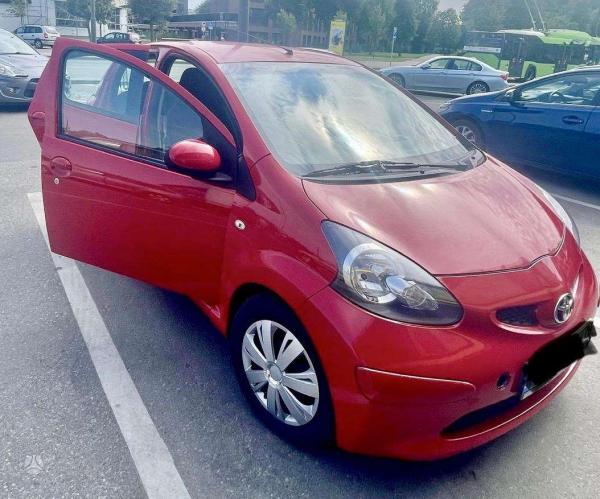 Sarkans Toyota Aygo 2008 Kauņa, ar dzinēja tilpumu 1.40 L un nobraukumu 157 tūkst. km par 1800 €, foto 1 vietnē AUTOMOTO.COM.LV