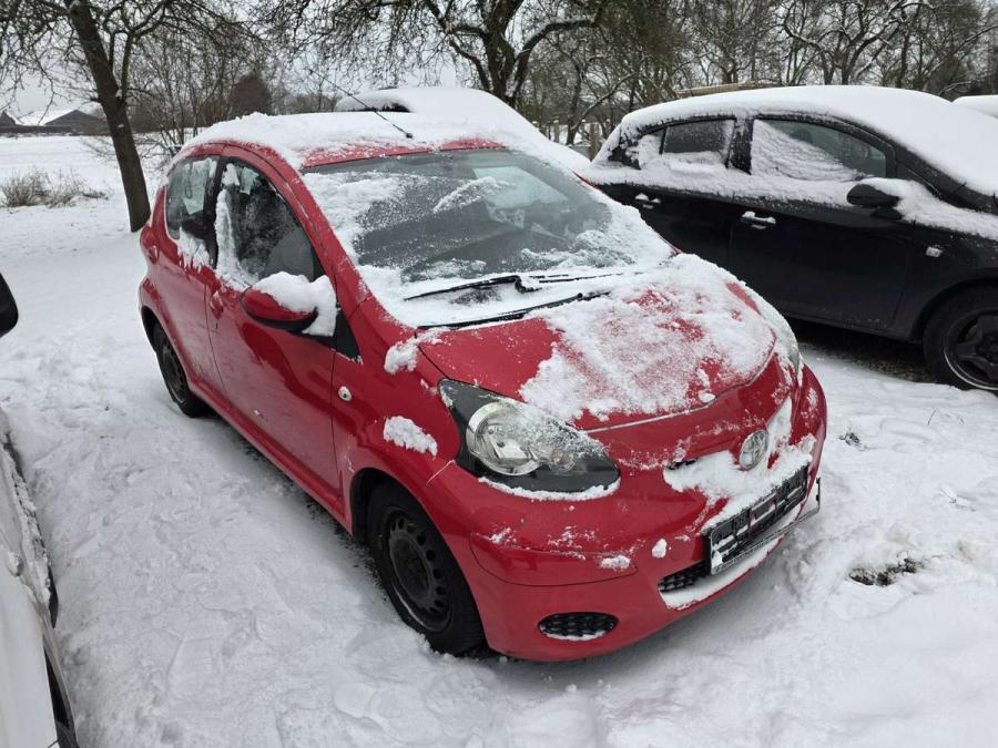 Sarkans Toyota Aygo 2009 Marijampole, ar dzinēja tilpumu 1.00 L un nobraukumu 195 tūkst. km par 1290 €, foto 1 vietnē AUTOMOTO.COM.LV