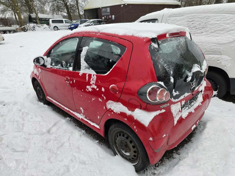 Sarkans Toyota Aygo 2009 Marijampole, ar dzinēja tilpumu 1.00 L un nobraukumu 195 tūkst. km par 1290 €, foto 4 vietnē AUTOMOTO.COM.LV