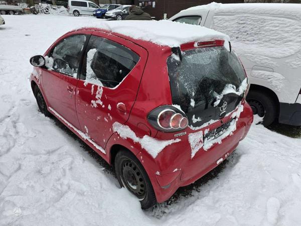 Красный Тойота Айго 2009 в Мариямполе, объемом двигателя 1.00 л и пробегом 195 тыс. км за 1290 €, фото 7 на AUTOMOTO.COM.LV
