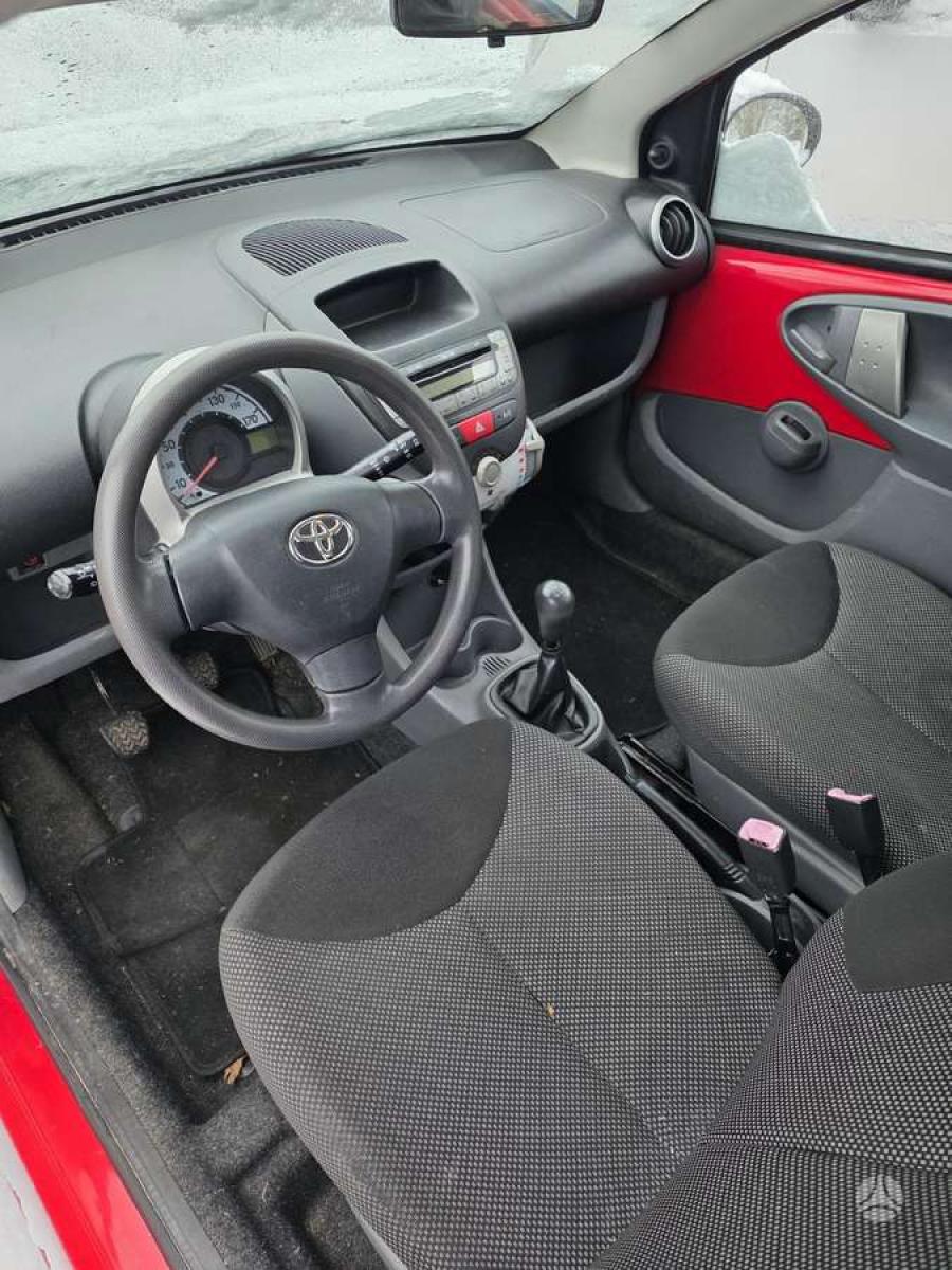 Sarkans Toyota Aygo 2009 Marijampole, ar dzinēja tilpumu 1.00 L un nobraukumu 195 tūkst. km par 1290 €, foto 8 vietnē AUTOMOTO.COM.LV