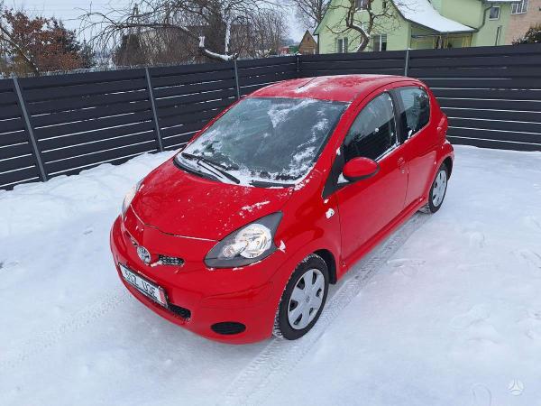 Sarkans Toyota Aygo 2009 Marijampole, ar dzinēja tilpumu 1.00 L un nobraukumu 162 tūkst. km par 1650 €, foto 1 vietnē AUTOMOTO.COM.LV