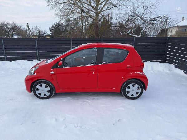 Sarkans Toyota Aygo 2009 Marijampole, ar dzinēja tilpumu 1.00 L un nobraukumu 162 tūkst. km par 1650 €, foto 2 vietnē AUTOMOTO.COM.LV