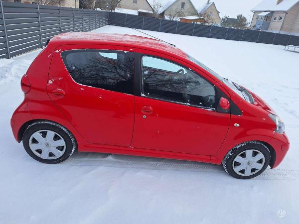 Sarkans Toyota Aygo 2009 Marijampole, ar dzinēja tilpumu 1.00 L un nobraukumu 162 tūkst. km par 1650 €, foto 6 vietnē AUTOMOTO.COM.LV
