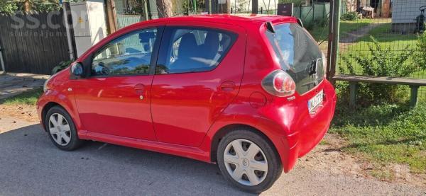 Sarkans Toyota Aygo 2009 Daugavpils, ar dzinēja tilpumu 1.00 L un nobraukumu 167 tūkst. km par 2200 €, foto 2 vietnē AUTOMOTO.COM.LV