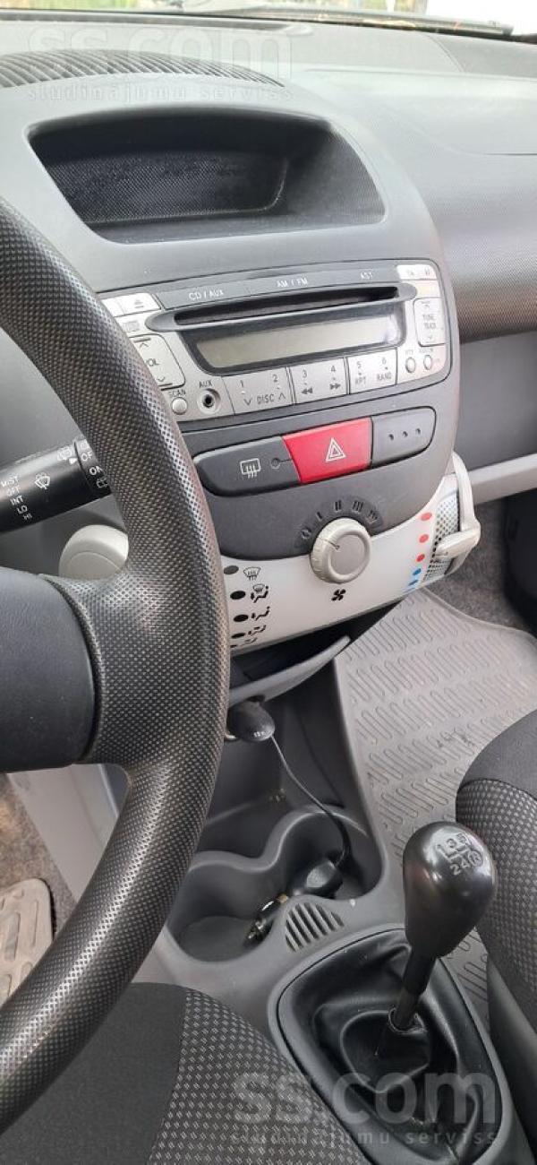 Red Toyota Aygo 2009 in Daugavpils, with an engine capacity of 1.00 L and mileage of 167 thousand km for 2100 €, photo 6 on AUTOMOTO.COM.LV