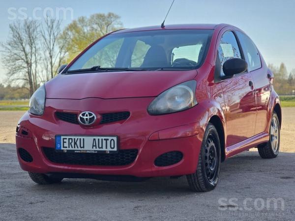 Sarkans Toyota Aygo 2010 Liepāja, ar dzinēja tilpumu 1.00 L un nobraukumu 254 tūkst. km par 2400 €, foto 1 vietnē AUTOMOTO.COM.LV