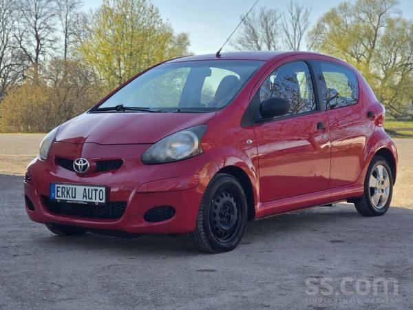 Sarkans Toyota Aygo 2010 Liepāja, ar dzinēja tilpumu 1.00 L un nobraukumu 254 tūkst. km par 2400 €, foto 2 vietnē AUTOMOTO.COM.LV