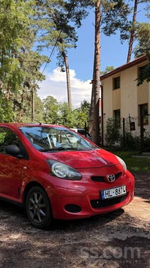 Red Toyota Aygo 2010 in Riga, with an engine capacity of 1.00 L and mileage of 286 thousand km for 2000 €, photo  on AUTOMOTO.COM.LV