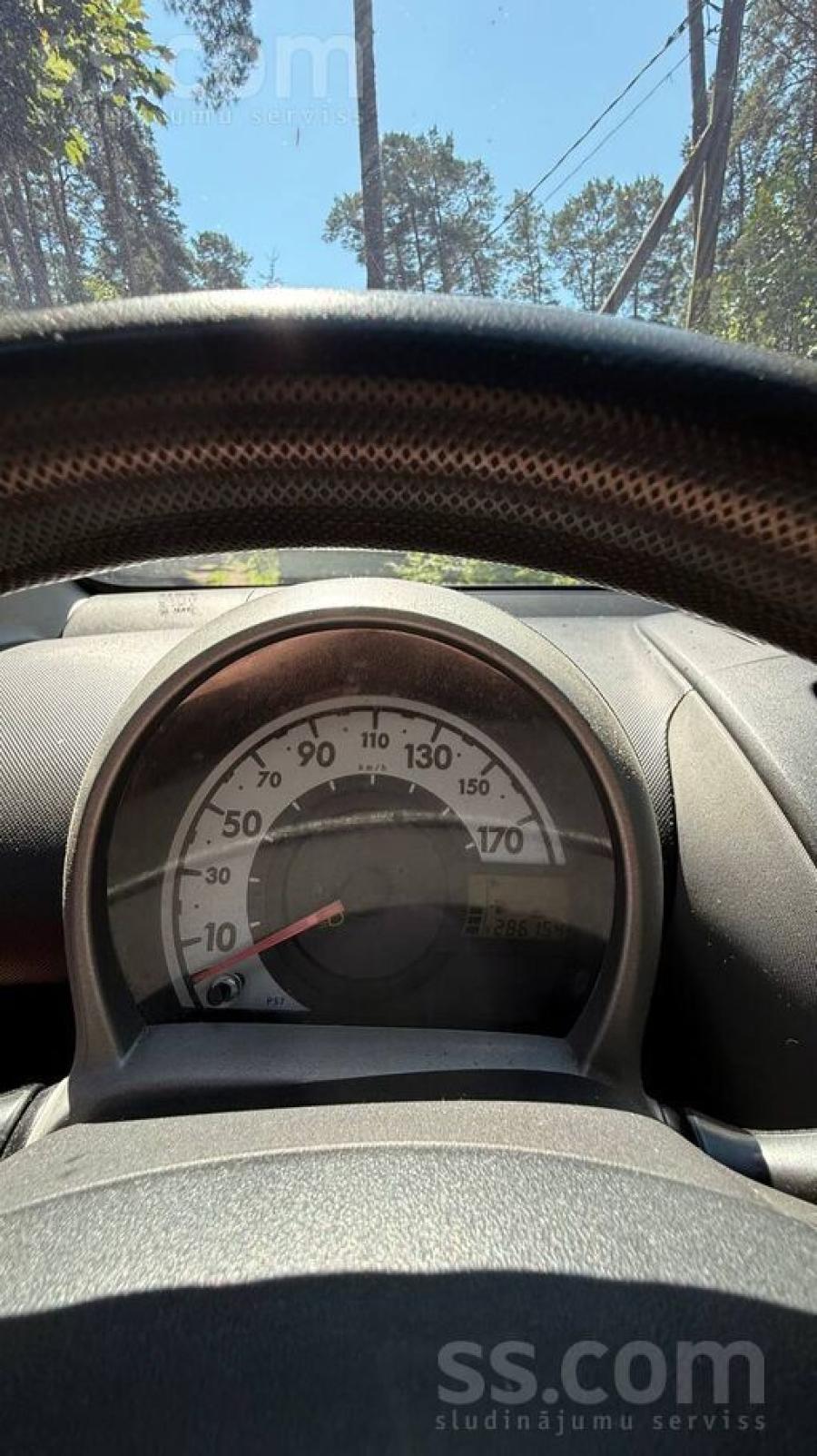 Red Toyota Aygo 2010 in Riga, with an engine capacity of 1.00 L and mileage of 286 thousand km for 2000 €, photo 11 on AUTOMOTO.COM.LV