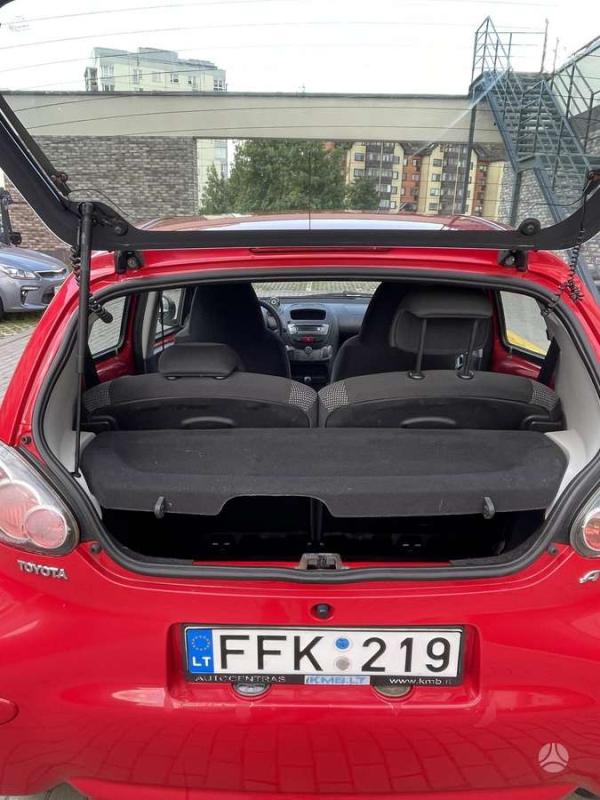 Sarkans Toyota Aygo 2010 Viļņa, ar dzinēja tilpumu 0.00 L un nobraukumu 128 tūkst. km par 1500 €, foto 6 vietnē AUTOMOTO.COM.LV