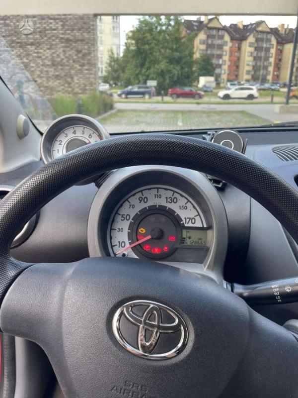 Sarkans Toyota Aygo 2010 Viļņa, ar dzinēja tilpumu 0.00 L un nobraukumu 128 tūkst. km par 1500 €, foto 8 vietnē AUTOMOTO.COM.LV