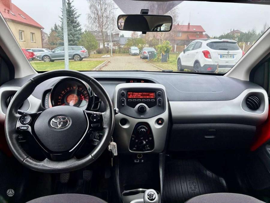 Sarkans Toyota Aygo 2015 Klaipėda, ar dzinēja tilpumu 1.00 L un nobraukumu 140 tūkst. km par 5150 €, foto 13 vietnē AUTOMOTO.COM.LV