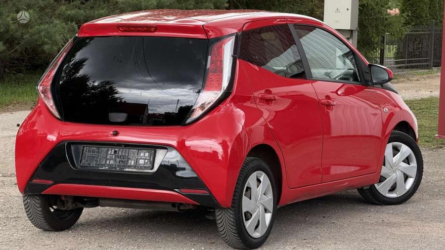 Red Toyota Aygo 2015 in Ukmerge, with an engine capacity of 1.00 L and mileage of 164 thousand km for 5500 €, photo 4 on AUTOMOTO.COM.LV
