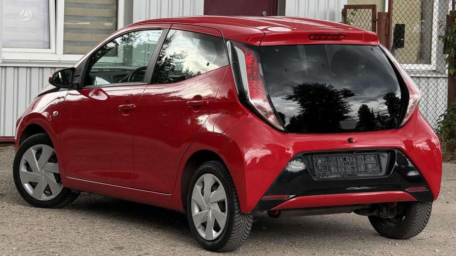 Red Toyota Aygo 2015 in Ukmerge, with an engine capacity of 1.00 L and mileage of 164 thousand km for 5500 €, photo 5 on AUTOMOTO.COM.LV