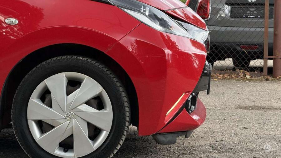 Red Toyota Aygo 2015 in Ukmerge, with an engine capacity of 1.00 L and mileage of 164 thousand km for 5500 €, photo 11 on AUTOMOTO.COM.LV