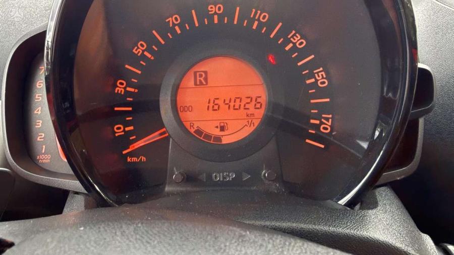 Red Toyota Aygo 2015 in Ukmerge, with an engine capacity of 1.00 L and mileage of 164 thousand km for 5500 €, photo 23 on AUTOMOTO.COM.LV