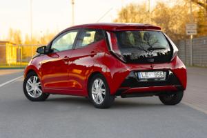 Красный Тойота Айго 2018 в Рига, объемом двигателя 1.00 л и пробегом 225 тыс. км за 5800 €, фото 7 на AUTOMOTO.COM.LV