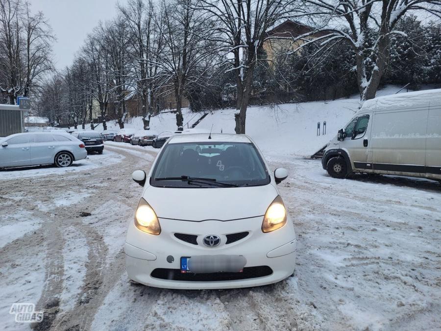 Balts Toyota Aygo 2007 Viļņa, ar dzinēja tilpumu 1.00 L un nobraukumu 182 tūkst. km par 1650 €, foto 2 vietnē AUTOMOTO.COM.LV