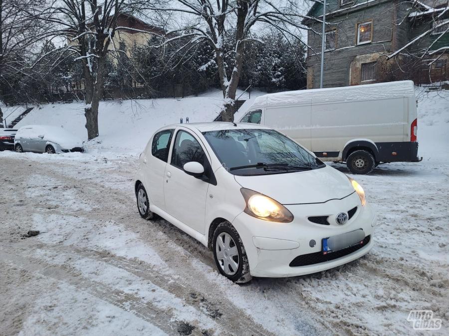 Balts Toyota Aygo 2007 Viļņa, ar dzinēja tilpumu 1.00 L un nobraukumu 182 tūkst. km par 1650 €, foto 3 vietnē AUTOMOTO.COM.LV