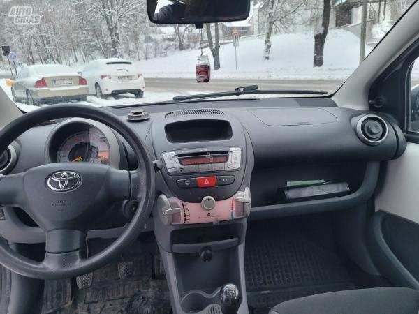 White Toyota Aygo 2007 in Vilnius, with an engine capacity of 1.00 L and mileage of 182 thousand km for 1650 €, photo 7 on AUTOMOTO.COM.LV