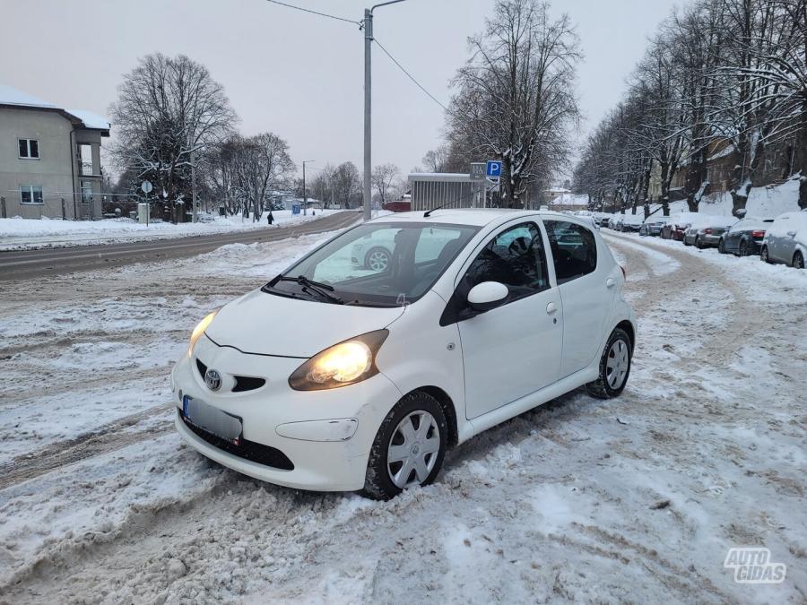 White Toyota Aygo 2007 in Vilnius, with an engine capacity of 1.00 L and mileage of 182 thousand km for 1480 €, photo 1 on AUTOMOTO.COM.LV
