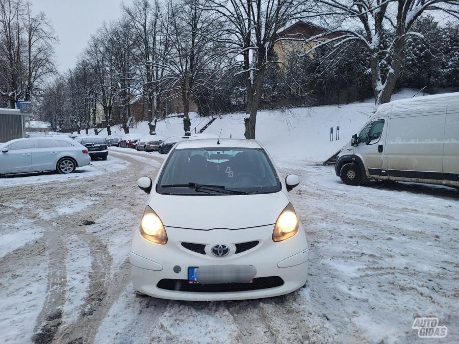 White Toyota Aygo 2007 in Vilnius, with an engine capacity of 1.00 L and mileage of 182 thousand km for 1480 €, photo 2 on AUTOMOTO.COM.LV
