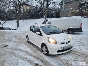 White Toyota Aygo 2007 in Vilnius, with an engine capacity of 1.00 L and mileage of 182 thousand km for 1480 €, photo 3 on AUTOMOTO.COM.LV