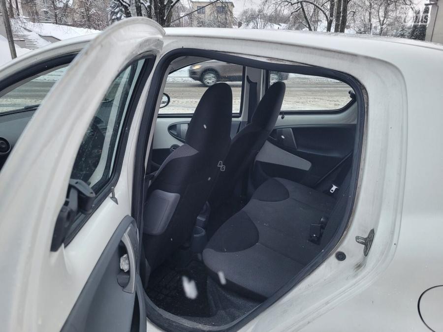 White Toyota Aygo 2007 in Vilnius, with an engine capacity of 1.00 L and mileage of 182 thousand km for 1480 €, photo 11 on AUTOMOTO.COM.LV