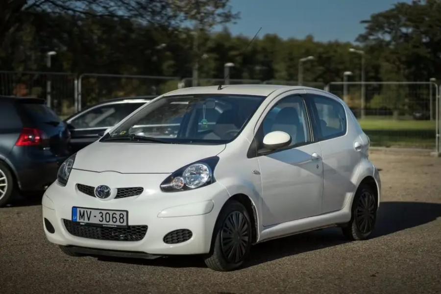 Balts Toyota Aygo 2010 Liepāja, ar dzinēja tilpumu 1.00 L un nobraukumu 94 tūkst. km par 3800 €, foto 1 vietnē AUTOMOTO.COM.LV