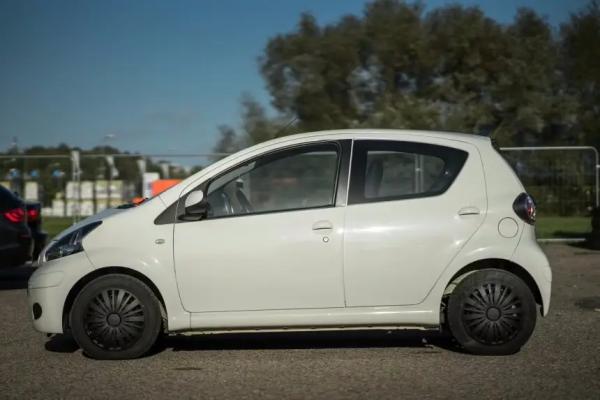 White Toyota Aygo 2010 in Liepaja, with an engine capacity of 1.00 L and mileage of 94 thousand km for 3800 €, photo 2 on AUTOMOTO.COM.LV