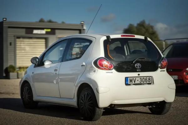 White Toyota Aygo 2010 in Liepaja, with an engine capacity of 1.00 L and mileage of 94 thousand km for 3800 €, photo 3 on AUTOMOTO.COM.LV