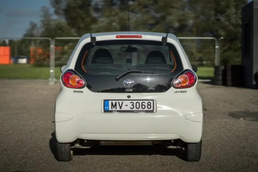 Balts Toyota Aygo 2010 Liepāja, ar dzinēja tilpumu 1.00 L un nobraukumu 94 tūkst. km par 3800 €, foto 5 vietnē AUTOMOTO.COM.LV