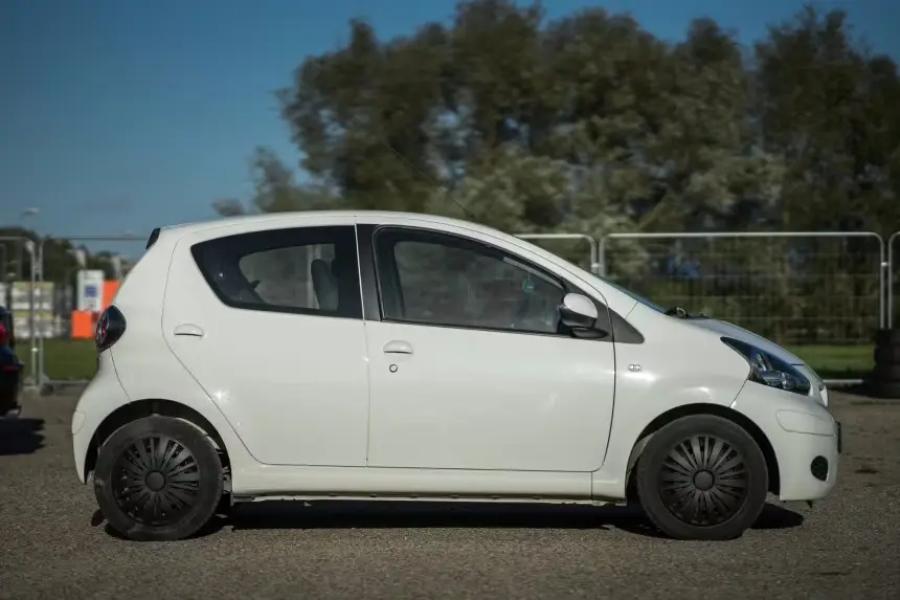 Balts Toyota Aygo 2010 Liepāja, ar dzinēja tilpumu 1.00 L un nobraukumu 94 tūkst. km par 3800 €, foto 7 vietnē AUTOMOTO.COM.LV