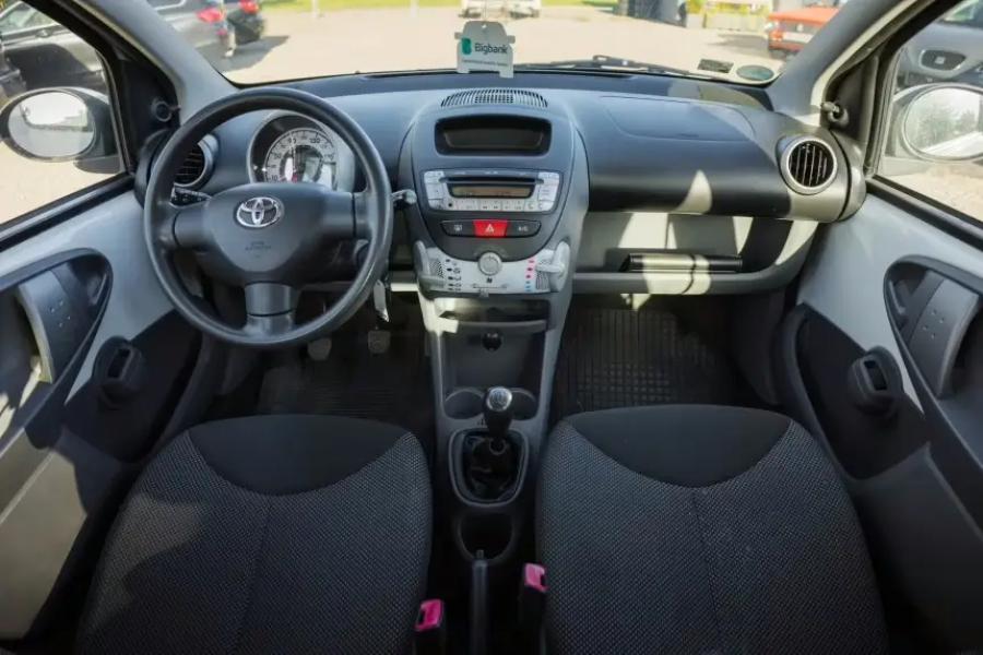 Balts Toyota Aygo 2010 Liepāja, ar dzinēja tilpumu 1.00 L un nobraukumu 94 tūkst. km par 3800 €, foto 13 vietnē AUTOMOTO.COM.LV