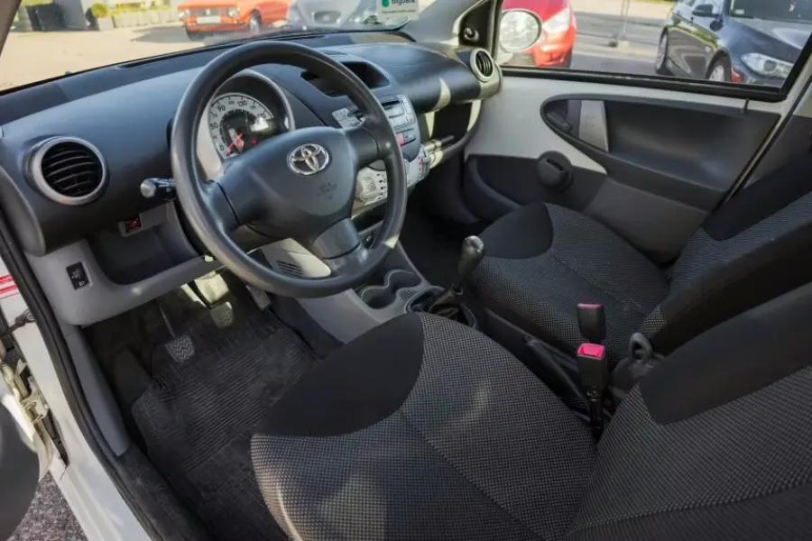 Balts Toyota Aygo 2010 Liepāja, ar dzinēja tilpumu 1.00 L un nobraukumu 94 tūkst. km par 3800 €, foto 14 vietnē AUTOMOTO.COM.LV
