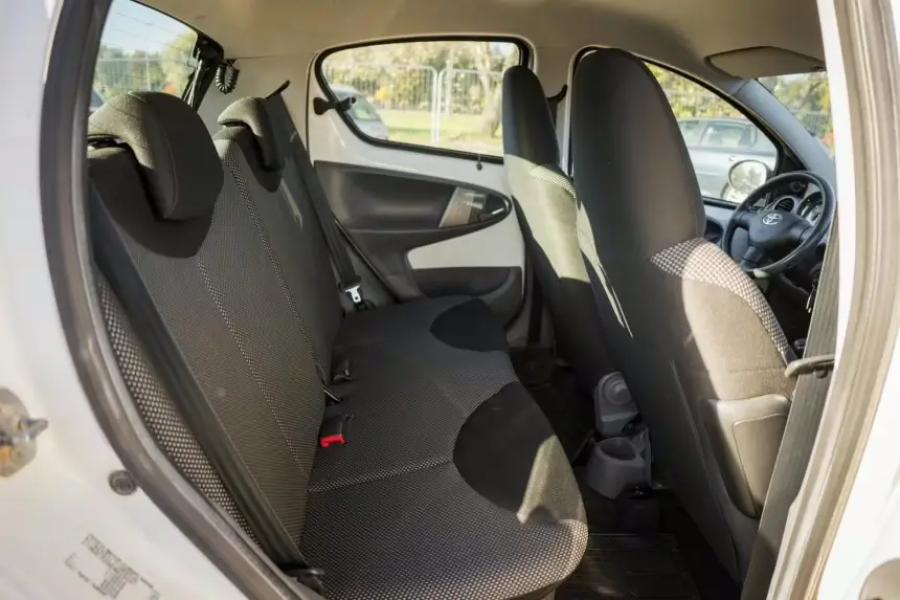 Balts Toyota Aygo 2010 Liepāja, ar dzinēja tilpumu 1.00 L un nobraukumu 94 tūkst. km par 3800 €, foto 16 vietnē AUTOMOTO.COM.LV