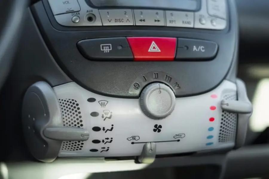 Balts Toyota Aygo 2010 Liepāja, ar dzinēja tilpumu 1.00 L un nobraukumu 94 tūkst. km par 3800 €, foto 20 vietnē AUTOMOTO.COM.LV