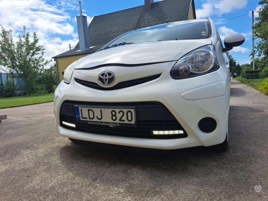 White Toyota Aygo 2012 in Vilnius, with an engine capacity of 1.00 L and mileage of 98 thousand km for 2700 €, photo 1 on AUTOMOTO.COM.LV