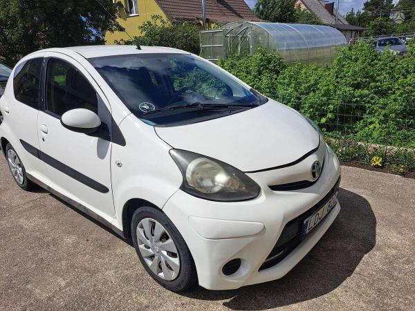 Balts Toyota Aygo 2012 Viļņa, ar dzinēja tilpumu 1.00 L un nobraukumu 98 tūkst. km par 2700 €, foto 2 vietnē AUTOMOTO.COM.LV