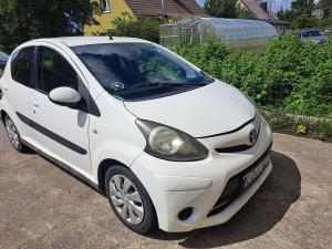White Toyota Aygo 2012 in Vilnius, with an engine capacity of 1.00 L and mileage of 98 thousand km for 2700 €, photo 3 on AUTOMOTO.COM.LV