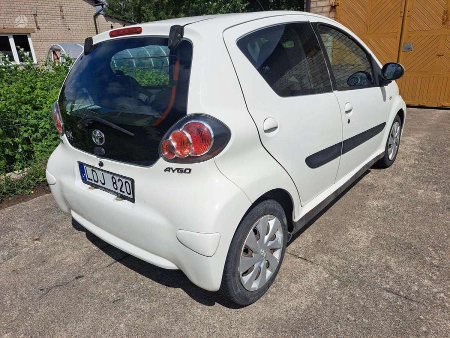 White Toyota Aygo 2012 in Vilnius, with an engine capacity of 1.00 L and mileage of 98 thousand km for 2700 €, photo 4 on AUTOMOTO.COM.LV